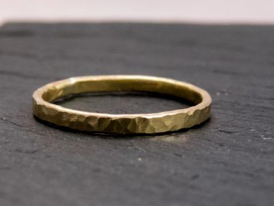 Ring, 333 Gold, 8 CT, gehämmert, 1,5 mm breit | Tanos Keramik